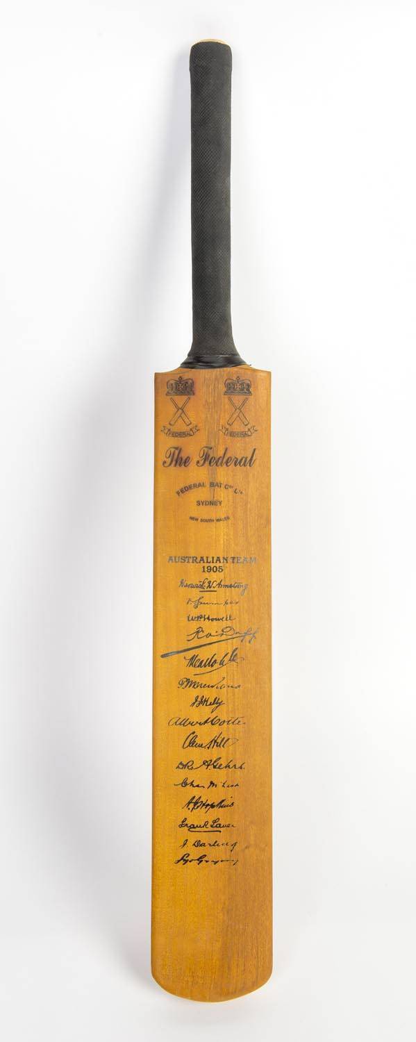 1905 AUSTRALIAN TEAM: Replica Cricket Bat with facsimile autographs of ...