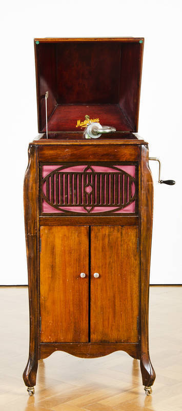 MASTERPIECE GRAND: Console gramophone in timber case circa 1927