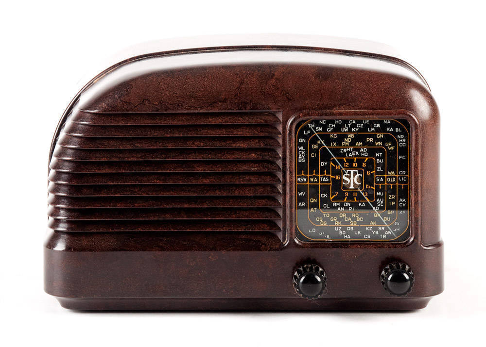 STC BANTAM: Brown Bakelite mantle radio circa 1948