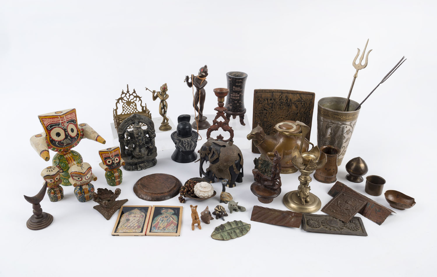 Collection of assorted Indian artefacts, statues, vessels etc (35 items)