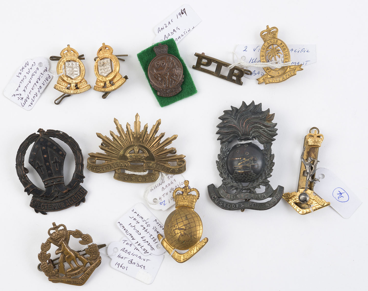 Various Australian badges including Pacific Island Regiment (2 types ...