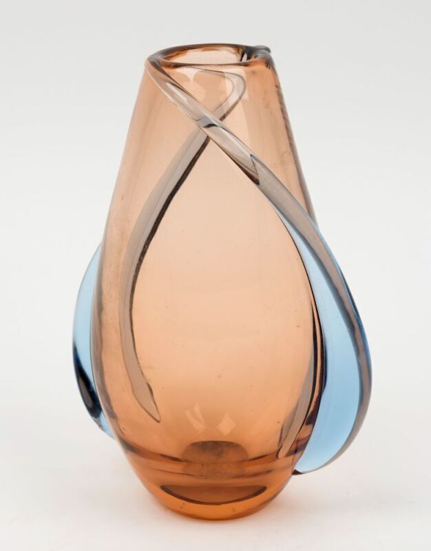 A vintage two-tone glass vase, 20th century, 20cm high