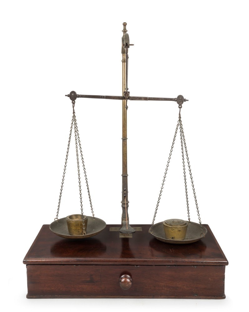 BANKER'S antique gold scales on mahogany base with assorted cup and ...