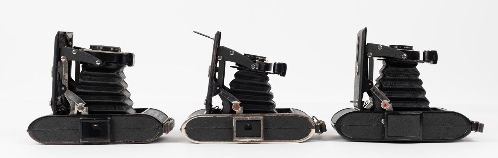 VOIGTLÄNDER: Three 1937 Bessa vertical-folding cameras, each fitted ...