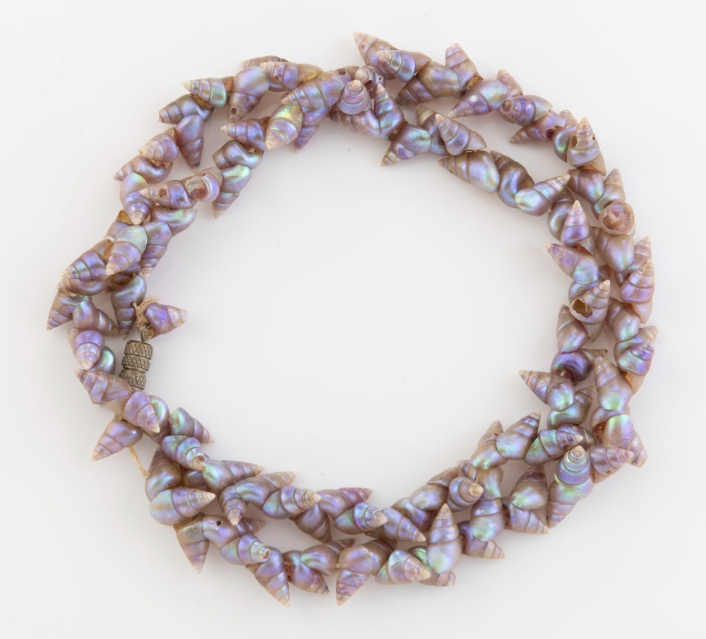 A vintage maireener (mariner) shell bead necklace, 53cm long