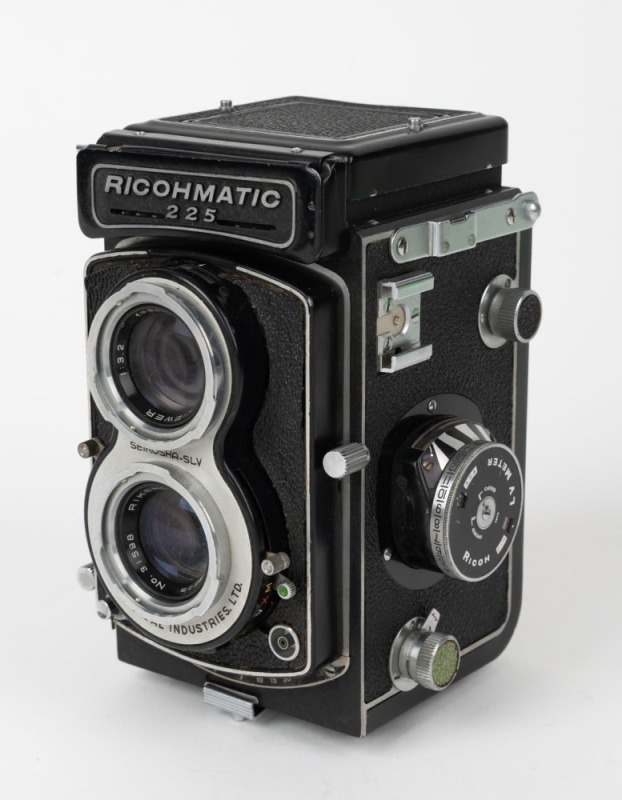 RIKEN: Black Ricohmatic 225 TLR camera [#4987], c. 1959, with Rikenon ...