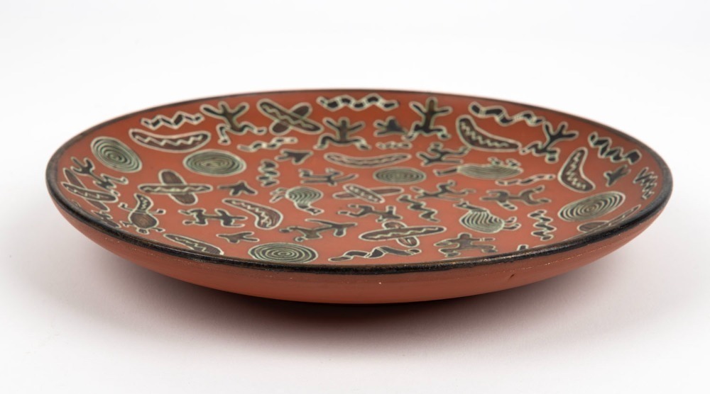 CARL COOPER pottery plate with sgraffito decoration, incised Carl ...