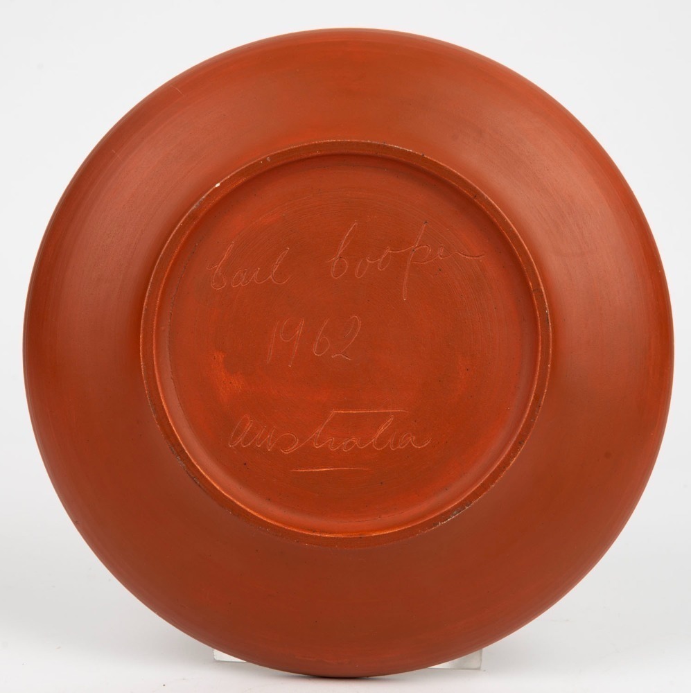 CARL COOPER pottery plate with sgraffito decoration, incised Carl ...