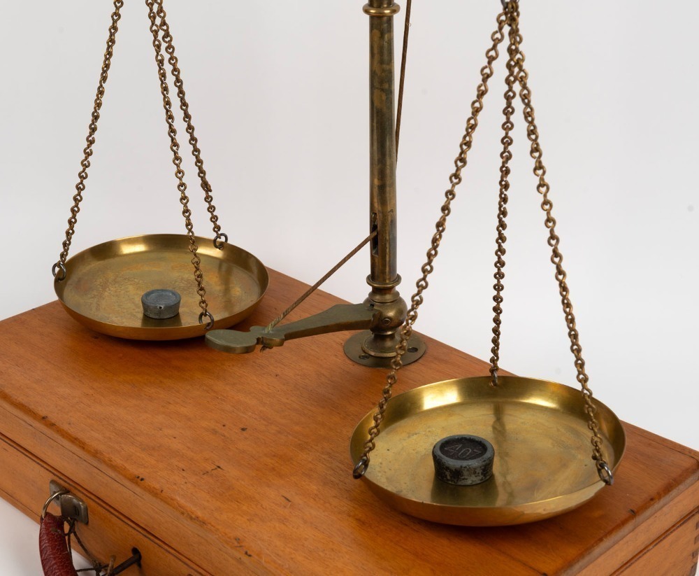INSPECTOR’S PORTABLE 7 LB BALANCE SCALES in original fitted timber case ...