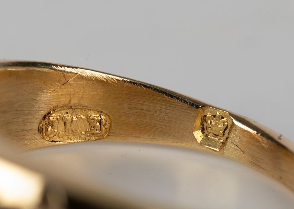 An antique Colonial 18ct yellow gold ring, set with five white diamonds ...