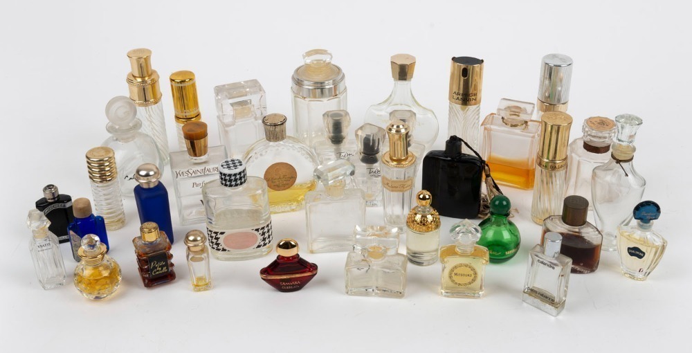 Thirty three assorted perfume bottles, the largest 10cm high