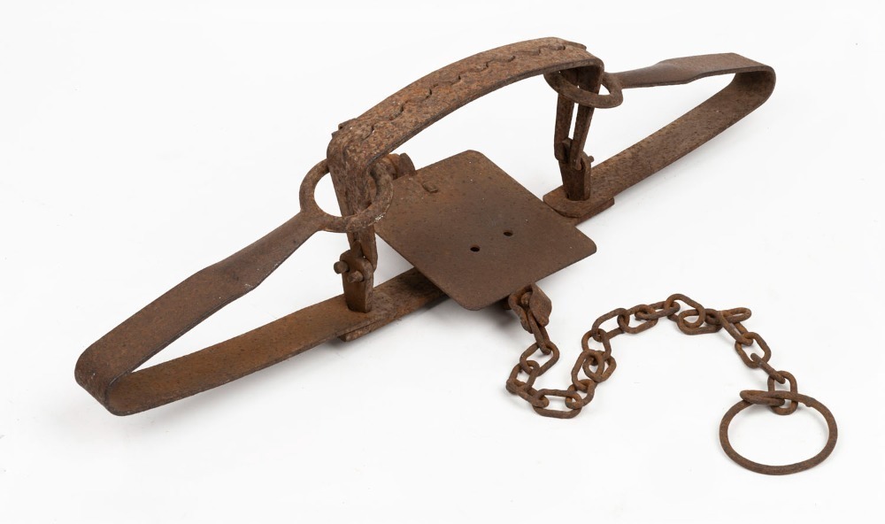 An antique iron dingo trap, 19th/20th, 58cm long