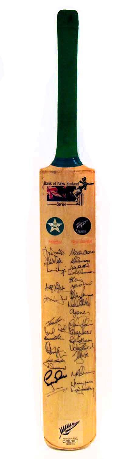 1992-93 NEW ZEALAND v PAKISTAN, full size Cricket Bat signed by both ...